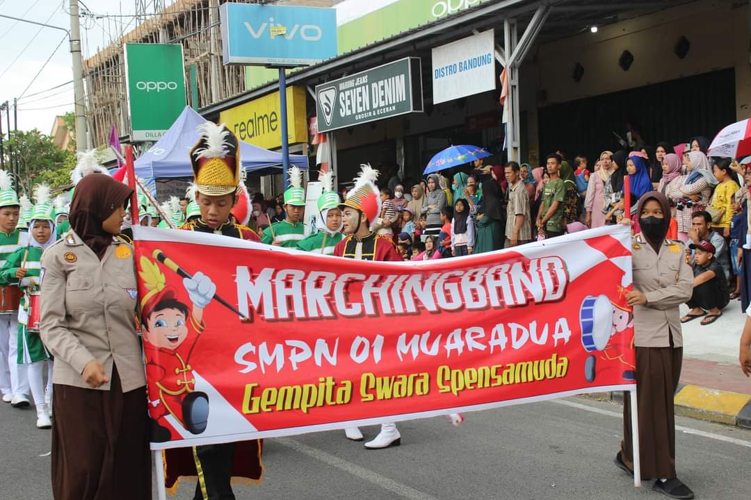 Usung Buku Sebagai Cindera Mata, SMPN 01 Muaradua Ikut Pawai HUT RI Ke ...